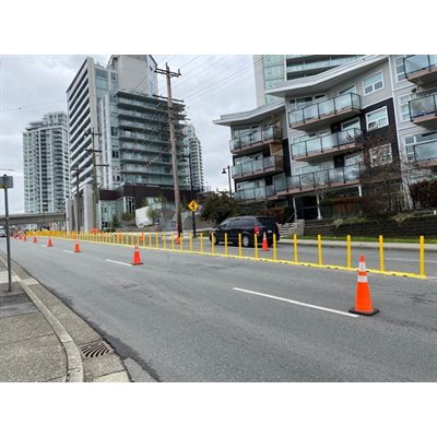 Interstate Grade Curb Yellow & Yellow Lens FG300 | Posts & Bases ...